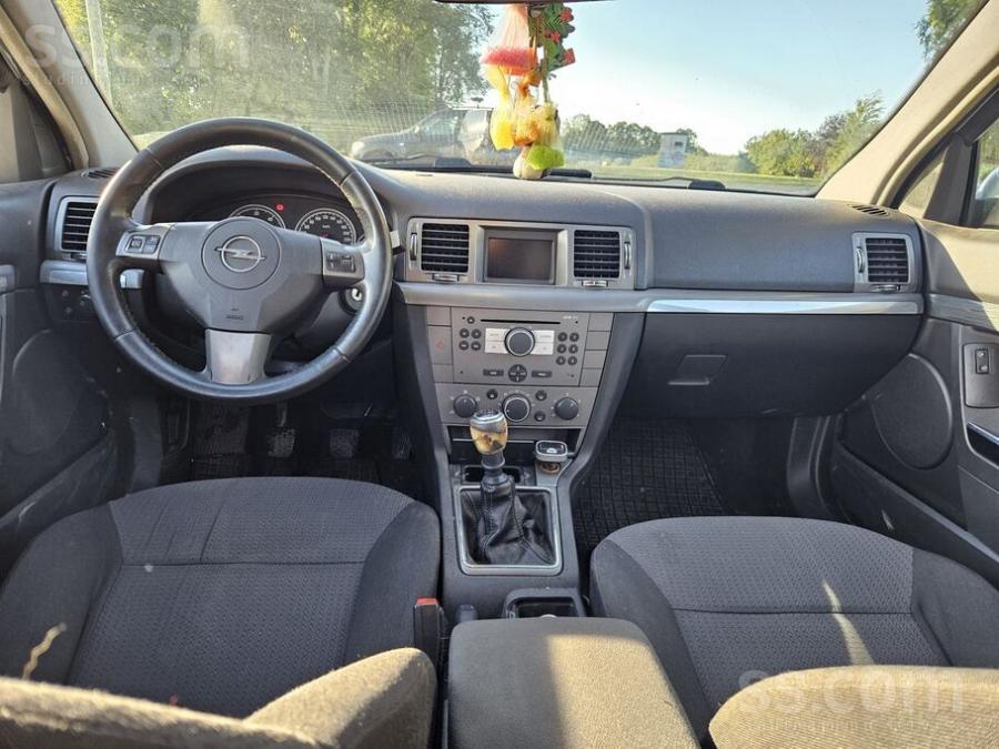 Grey Opel Vectra 2006 in Riga, with an engine capacity of 1.90 L and mileage of 370 thousand km for 1350 €, photo 12 on AUTOMOTO.COM.LV