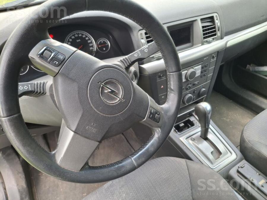Grey Opel Vectra 2007 in Kuldiga, with an engine capacity of 1.90 L and mileage of 421 thousand km for 1110 €, photo 5 on AUTOMOTO.COM.LV
