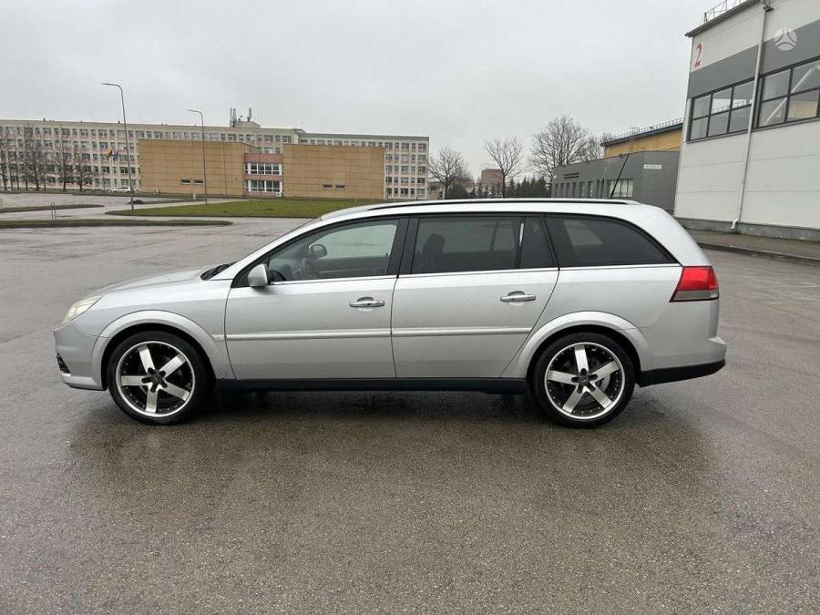 Grey Opel Vectra 2007 in Kaunas, with an engine capacity of 1.90 L and mileage of 432 thousand km for 2449 €, photo 2 on AUTOMOTO.COM.LV