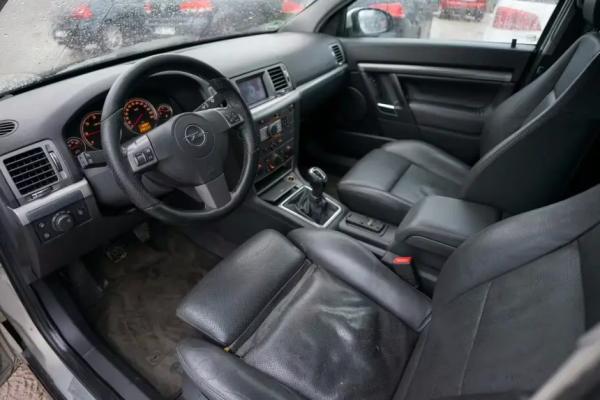 Grey Opel Vectra 2007 in Liepaja, with an engine capacity of 1.90 L and mileage of 274 thousand km for 2800 €, photo 9 on AUTOMOTO.COM.LV
