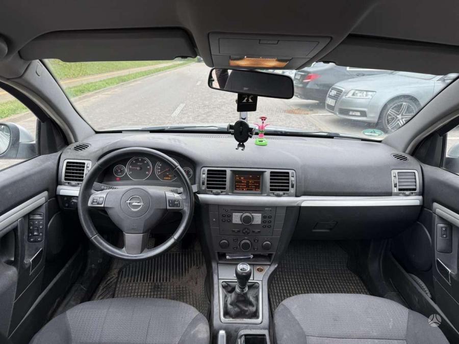 Grey Opel Vectra 2007 in Marijampole, with an engine capacity of 1.91 L and mileage of 300 thousand km for 900 €, photo 6 on AUTOMOTO.COM.LV