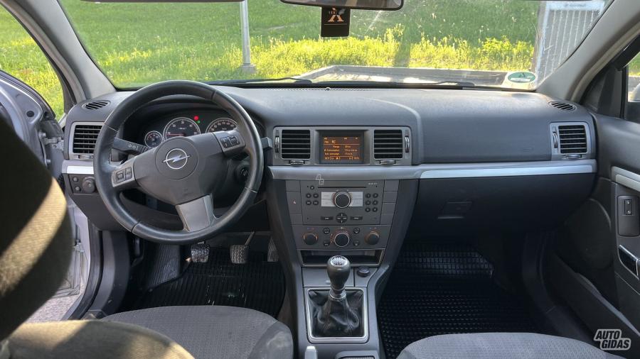 Grey Opel Vectra 2007 in Vilnius, with an engine capacity of 1.90 L and mileage of 300 thousand km for 1250 €, photo 10 on AUTOMOTO.COM.LV