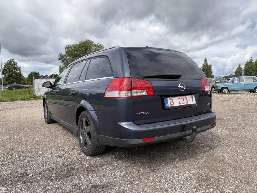 Grey Opel Vectra 2007 in Daugavpils, with an engine capacity of 1.90 L and mileage of 266 thousand km for 2850 €, photo 3 on AUTOMOTO.COM.LV