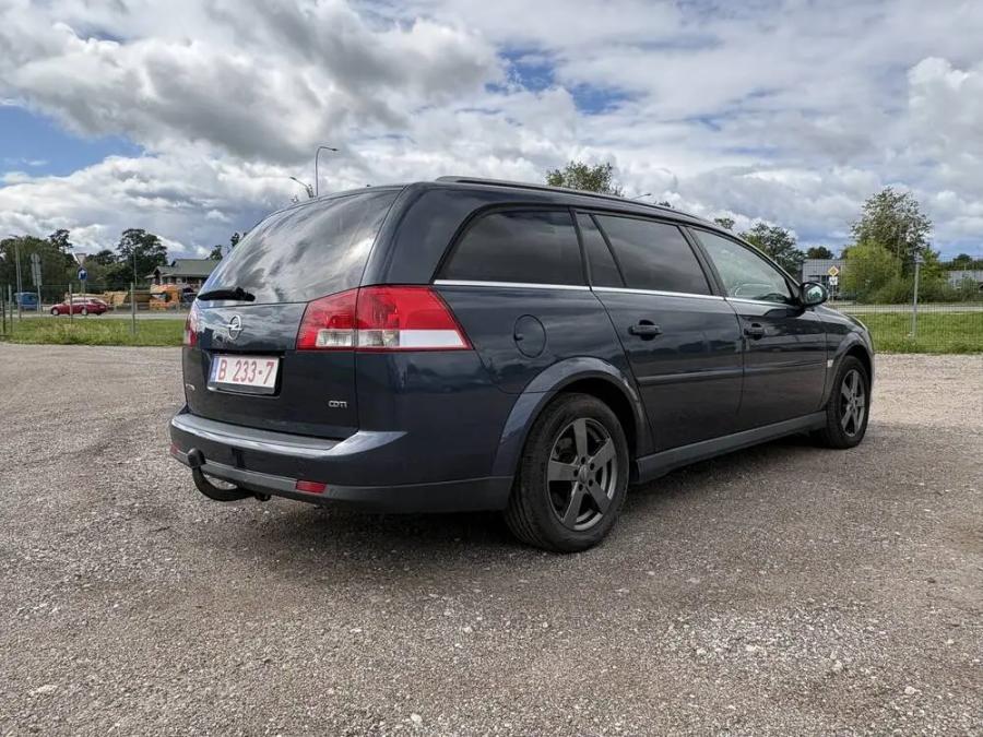 Grey Opel Vectra 2007 in Daugavpils, with an engine capacity of 1.90 L and mileage of 266 thousand km for 2850 €, photo 5 on AUTOMOTO.COM.LV