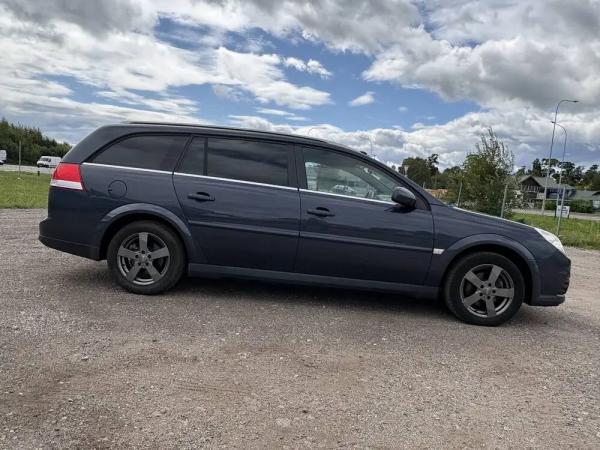 Grey Opel Vectra 2007 in Daugavpils, with an engine capacity of 1.90 L and mileage of 266 thousand km for 2850 €, photo 5 on AUTOMOTO.COM.LV