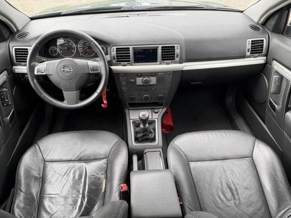 Grey Opel Vectra 2007 in Daugavpils, with an engine capacity of 1.90 L and mileage of 266 thousand km for 2850 €, photo 8 on AUTOMOTO.COM.LV