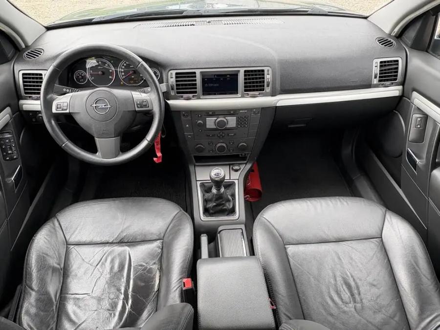 Grey Opel Vectra 2007 in Daugavpils, with an engine capacity of 1.90 L and mileage of 266 thousand km for 2850 €, photo 9 on AUTOMOTO.COM.LV