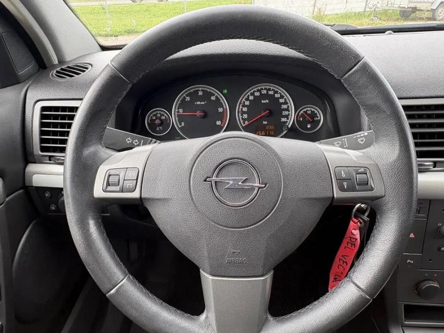 Grey Opel Vectra 2007 in Daugavpils, with an engine capacity of 1.90 L and mileage of 266 thousand km for 2850 €, photo 12 on AUTOMOTO.COM.LV