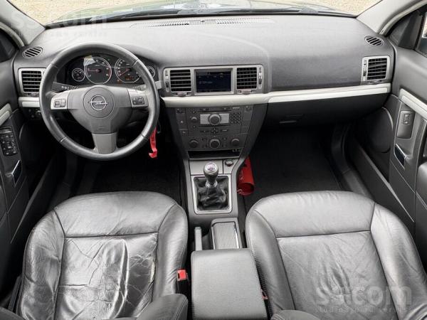 Grey Opel Vectra 2007 in Daugavpils, with an engine capacity of 1.90 L and mileage of 266 thousand km for 2850 €, photo 8 on AUTOMOTO.COM.LV