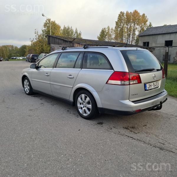 Opel Vectra 2007 in Aluksne on AUTOMOTO.COM.LV Grey Opel Vectra 2007 in Aluksne, with an engine capacity of 1.90 L and mileage of 257 thousand km for 1300 €, photo 6 on AUTOMOTO.COM.LV