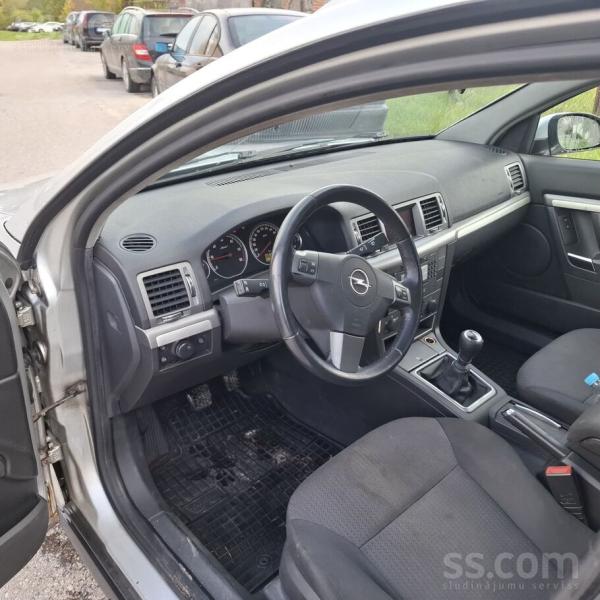Opel Vectra 2007 in Aluksne on AUTOMOTO.COM.LV Grey Opel Vectra 2007 in Aluksne, with an engine capacity of 1.90 L and mileage of 257 thousand km for 1300 €, photo 8 on AUTOMOTO.COM.LV