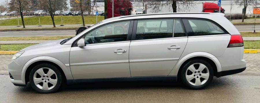 Grey Opel Vectra 2008 in Vilnius, with an engine capacity of 1.90 L and mileage of 321 thousand km for 1499 €, photo 2 on AUTOMOTO.COM.LV