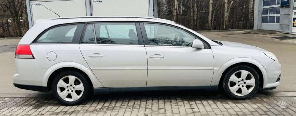 Grey Opel Vectra 2008 in Vilnius, with an engine capacity of 1.90 L and mileage of 321 thousand km for 1499 €, photo 6 on AUTOMOTO.COM.LV