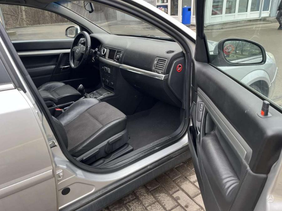 Grey Opel Vectra 2008 in Vilnius, with an engine capacity of 1.90 L and mileage of 321 thousand km for 1499 €, photo 13 on AUTOMOTO.COM.LV