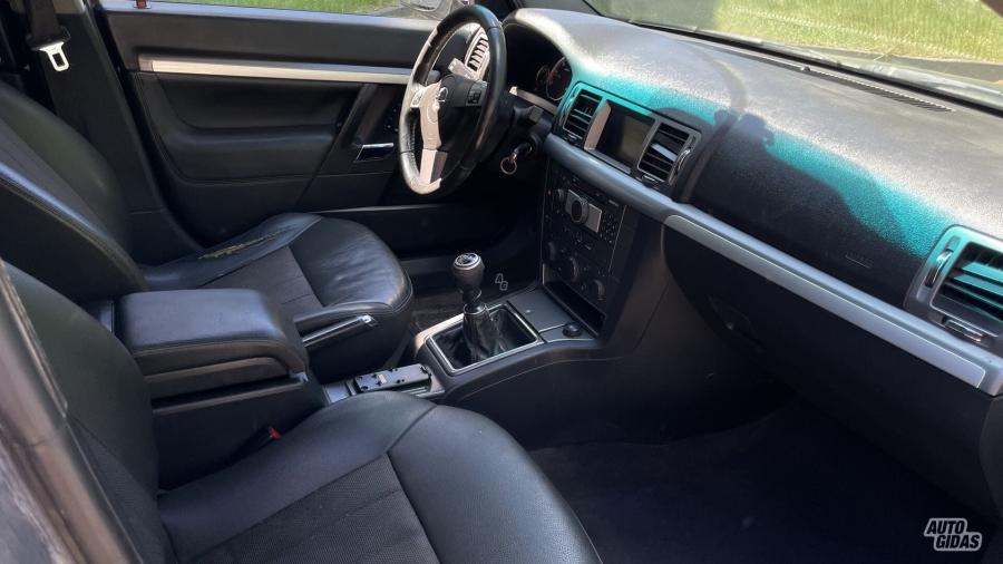 Grey Opel Vectra 2008 in Silute, with an engine capacity of 1.90 L and mileage of 296 thousand km for 670 €, photo 12 on AUTOMOTO.COM.LV