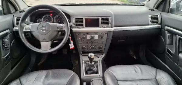 Grey Opel Vectra 2008 in Valmiera, with an engine capacity of 1.90 L and mileage of 416 thousand km for 1050 €, photo 7 on AUTOMOTO.COM.LV