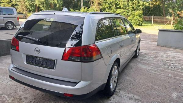 Grey Opel Vectra 2008 in Prienai, with an engine capacity of 1.91 L and mileage of 172 thousand km for 2499 €, photo 6 on AUTOMOTO.COM.LV