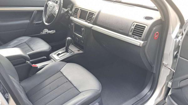 Grey Opel Vectra 2008 in Prienai, with an engine capacity of 1.91 L and mileage of 172 thousand km for 2499 €, photo 9 on AUTOMOTO.COM.LV