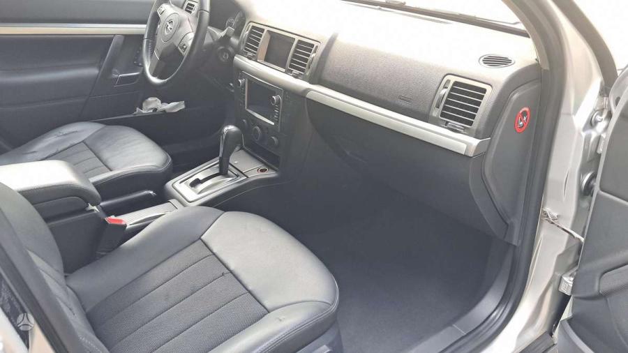 Grey Opel Vectra 2008 in Prienai, with an engine capacity of 1.91 L and mileage of 172 thousand km for 2499 €, photo 10 on AUTOMOTO.COM.LV