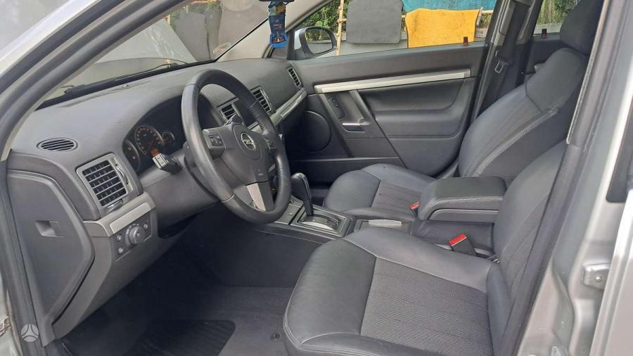 Grey Opel Vectra 2008 in Prienai, with an engine capacity of 1.91 L and mileage of 172 thousand km for 2499 €, photo 12 on AUTOMOTO.COM.LV