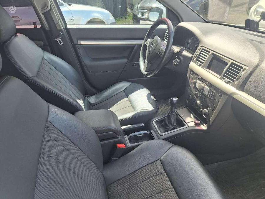 Grey Opel Vectra 2008 in Kaunas, with an engine capacity of 1.90 L and mileage of 297 thousand km for 1250 €, photo 6 on AUTOMOTO.COM.LV