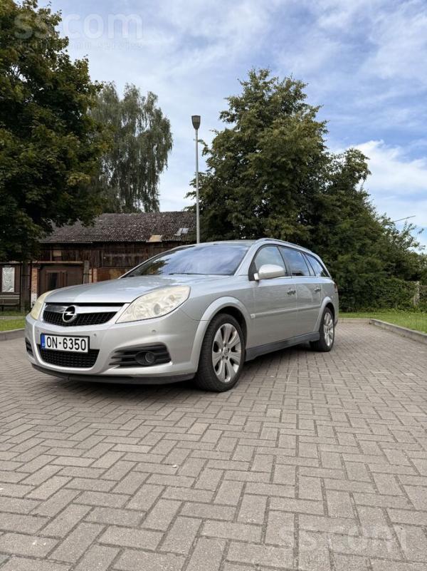 Grey Opel Vectra 2009 in Jelgava, with an engine capacity of 1.80 L and mileage of 244 thousand km for 4490 €, photo 3 on AUTOMOTO.COM.LV