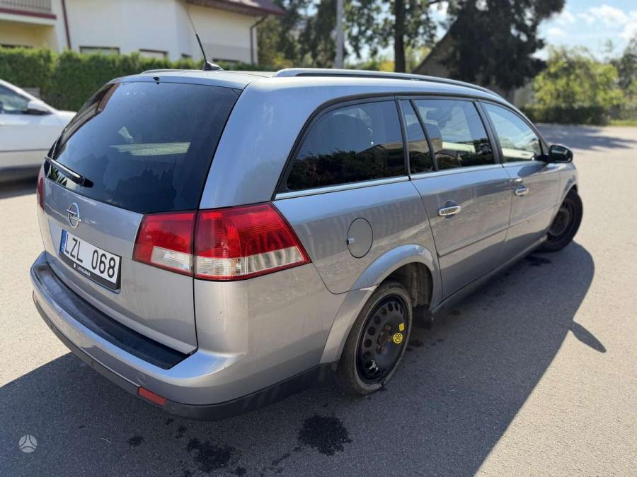 Grey Opel Vectra 2009 in Kaunas, with an engine capacity of 1.91 L and mileage of 334 thousand km for 1100 €, photo 6 on AUTOMOTO.COM.LV