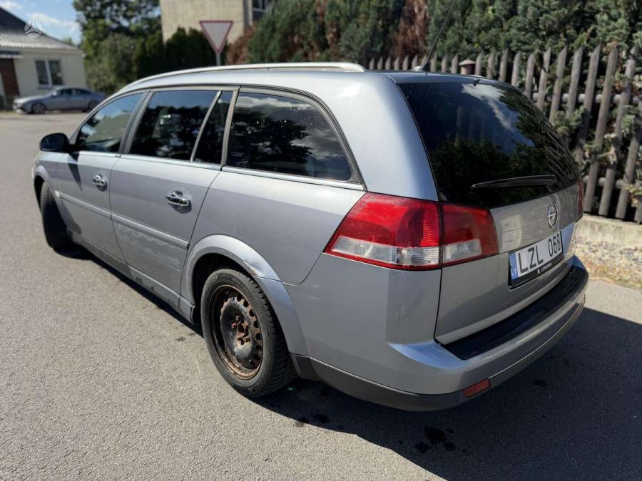 Grey Opel Vectra 2009 in Kaunas, with an engine capacity of 1.91 L and mileage of 334 thousand km for 1100 €, photo 8 on AUTOMOTO.COM.LV