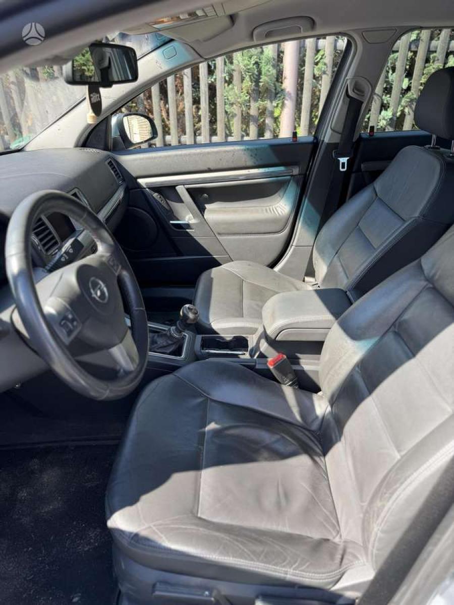 Grey Opel Vectra 2009 in Kaunas, with an engine capacity of 1.91 L and mileage of 334 thousand km for 1100 €, photo 10 on AUTOMOTO.COM.LV