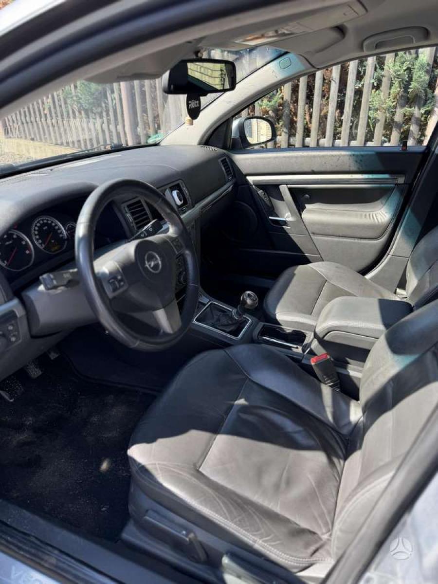 Grey Opel Vectra 2009 in Kaunas, with an engine capacity of 1.91 L and mileage of 334 thousand km for 1100 €, photo 11 on AUTOMOTO.COM.LV