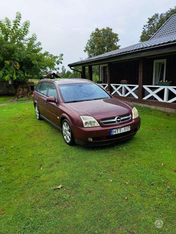 Red Opel Vectra 2004 in Trakai, with an engine capacity of 1.99 L and mileage of 348 thousand km for 580 €, photo 1 on AUTOMOTO.COM.LV