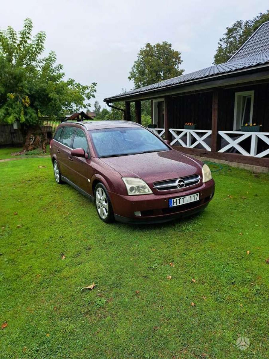 Red Opel Vectra 2004 in Trakai, with an engine capacity of 1.99 L and mileage of 348 thousand km for 580 €, photo 1 on AUTOMOTO.COM.LV