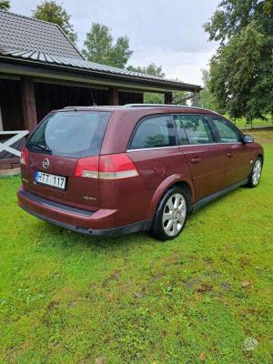 Red Opel Vectra 2004 in Trakai, with an engine capacity of 1.99 L and mileage of 348 thousand km for 580 €, photo 4 on AUTOMOTO.COM.LV