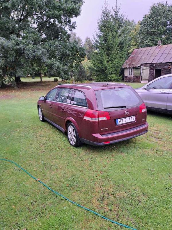 Red Opel Vectra 2004 in Trakai, with an engine capacity of 1.99 L and mileage of 348 thousand km for 580 €, photo 5 on AUTOMOTO.COM.LV