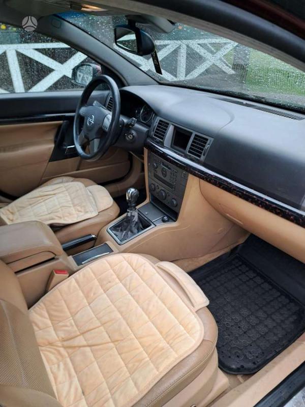 Red Opel Vectra 2004 in Trakai, with an engine capacity of 1.99 L and mileage of 348 thousand km for 580 €, photo 6 on AUTOMOTO.COM.LV
