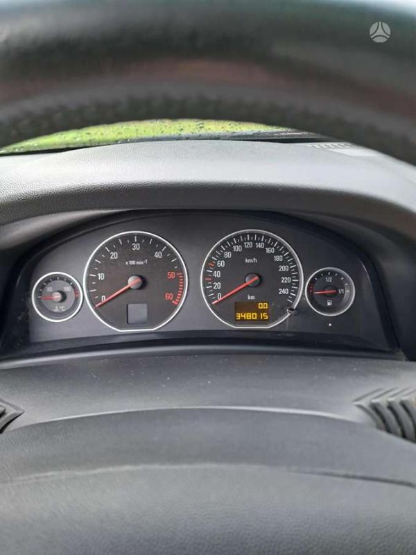 Red Opel Vectra 2004 in Trakai, with an engine capacity of 1.99 L and mileage of 348 thousand km for 580 €, photo 9 on AUTOMOTO.COM.LV