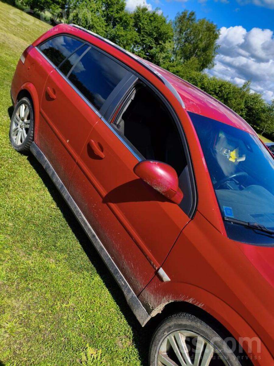 Red Opel Vectra 2006 in Riga, with an engine capacity of 1.90 L and mileage of 362 thousand km for 300 €, photo 3 on AUTOMOTO.COM.LV