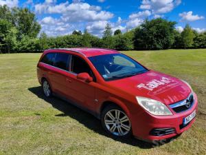 Red Opel Vectra 2006 in Riga, with an engine capacity of 1.90 L and mileage of 362 thousand km for 300 €, photo 9 on AUTOMOTO.COM.LV