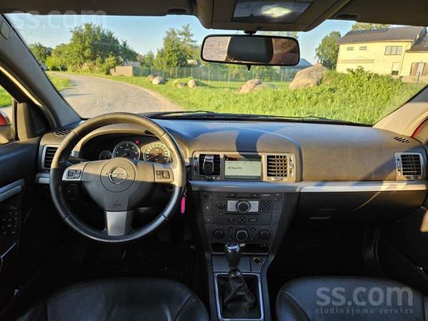 Red Opel Vectra 2008 in Jekabpils, with an engine capacity of 1.90 L and mileage of 496 thousand km for 1600 €, photo 5 on AUTOMOTO.COM.LV