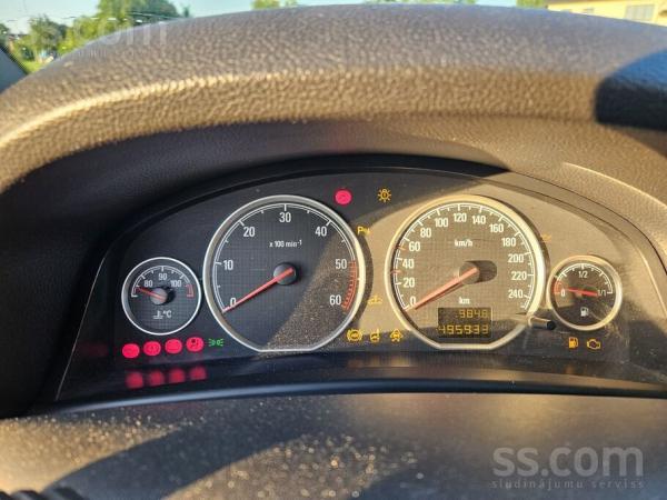 Red Opel Vectra 2008 in Jekabpils, with an engine capacity of 1.90 L and mileage of 496 thousand km for 1600 €, photo 6 on AUTOMOTO.COM.LV