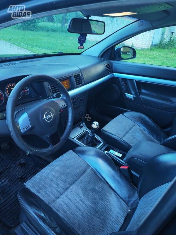 Opel Vectra 2003 in Radviliskis, with an engine capacity of 2.20 L and mileage of 310 thousand km for 800 €, photo 5 on AUTOMOTO.COM.LV