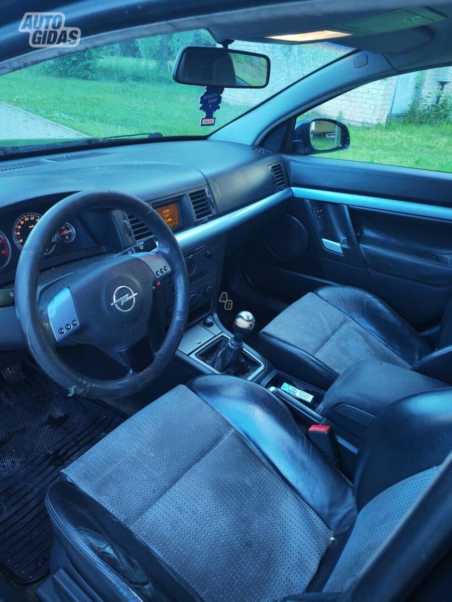 Opel Vectra 2003 in Radviliskis, with an engine capacity of 2.20 L and mileage of 310 thousand km for 800 €, photo 6 on AUTOMOTO.COM.LV