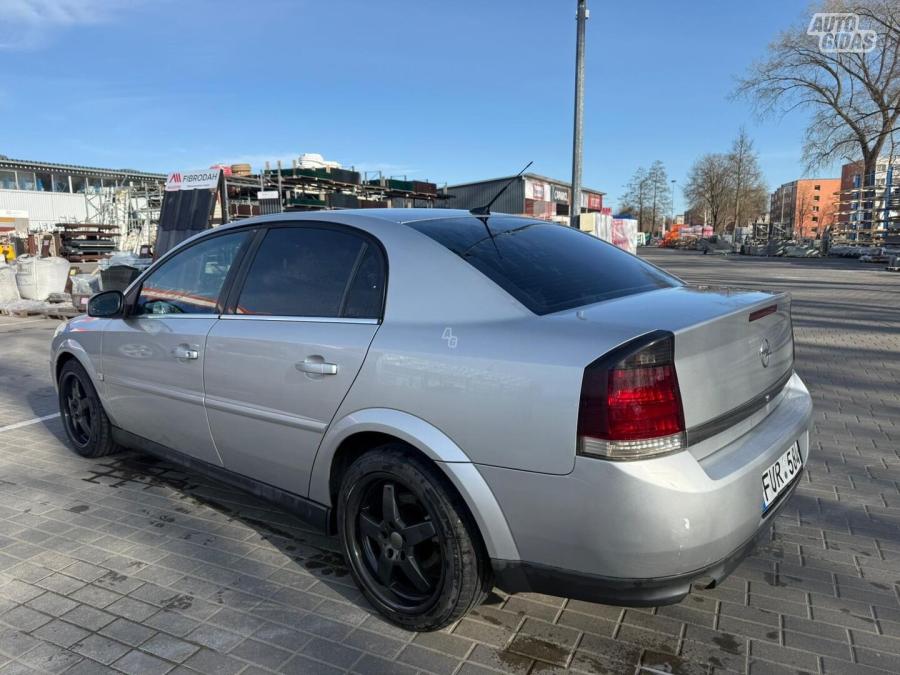 Opel Vectra 2004 in Silute, with an engine capacity of 2.20 L and mileage of 250 thousand km for 1150 €, photo 4 on AUTOMOTO.COM.LV