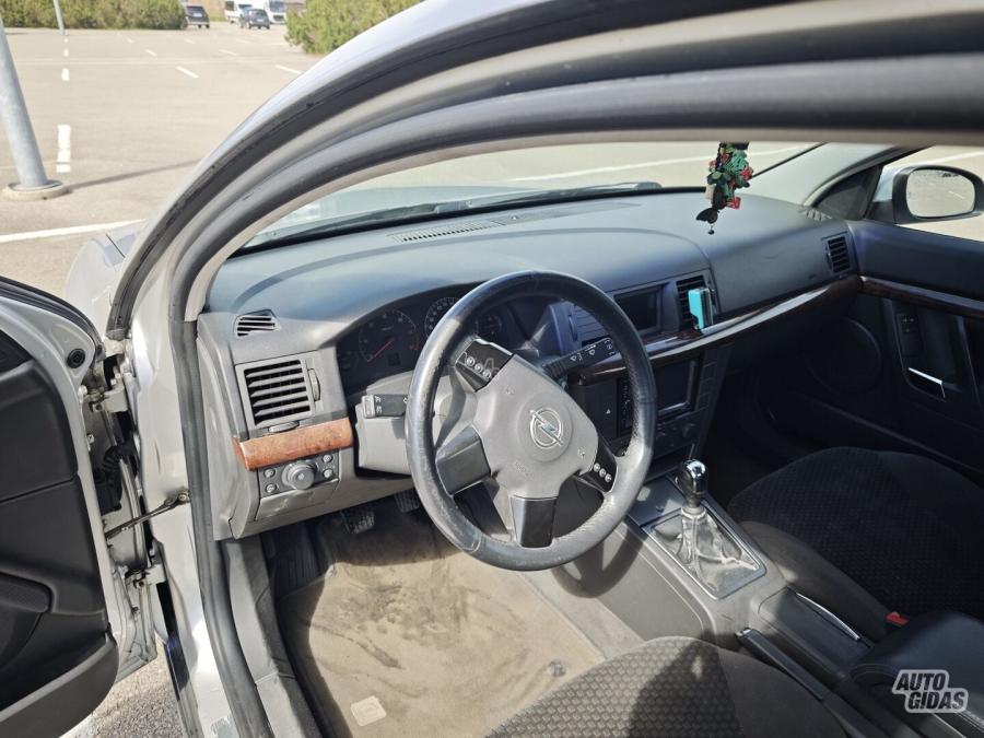 Opel Vectra 2004 in Siauliai, with an engine capacity of 2.00 L and mileage of 268 thousand km for 1100 €, photo 8 on AUTOMOTO.COM.LV