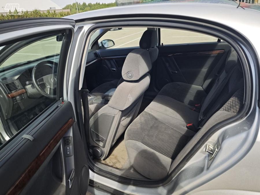 Opel Vectra 2004 in Siauliai, with an engine capacity of 2.00 L and mileage of 268 thousand km for 1100 €, photo 9 on AUTOMOTO.COM.LV