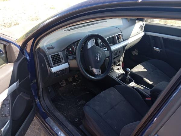 Opel Vectra 2004 in Ukmerge, with an engine capacity of 1.90 L and mileage of 300 thousand km for 360 €, photo 5 on AUTOMOTO.COM.LV