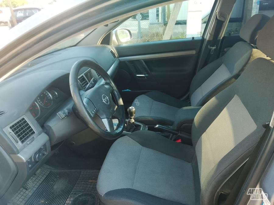 Opel Vectra 2005 in Panevezys, with an engine capacity of 2.20 L and mileage of 272 thousand km for 700 €, photo 7 on AUTOMOTO.COM.LV
