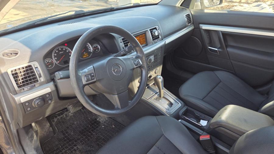 Opel Vectra 2008 in Rakvere, with an engine capacity of 2.20 L and mileage of 210 thousand km for 1690 €, photo 8 on AUTOMOTO.COM.LV