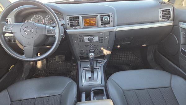 Opel Vectra 2008 in Rakvere, with an engine capacity of 2.20 L and mileage of 210 thousand km for 1690 €, photo 9 on AUTOMOTO.COM.LV