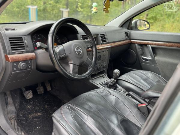Opel Vectra 2003 in Vilnius, with an engine capacity of 2.00 L and mileage of 300 thousand km for 830 €, photo 6 on AUTOMOTO.COM.LV